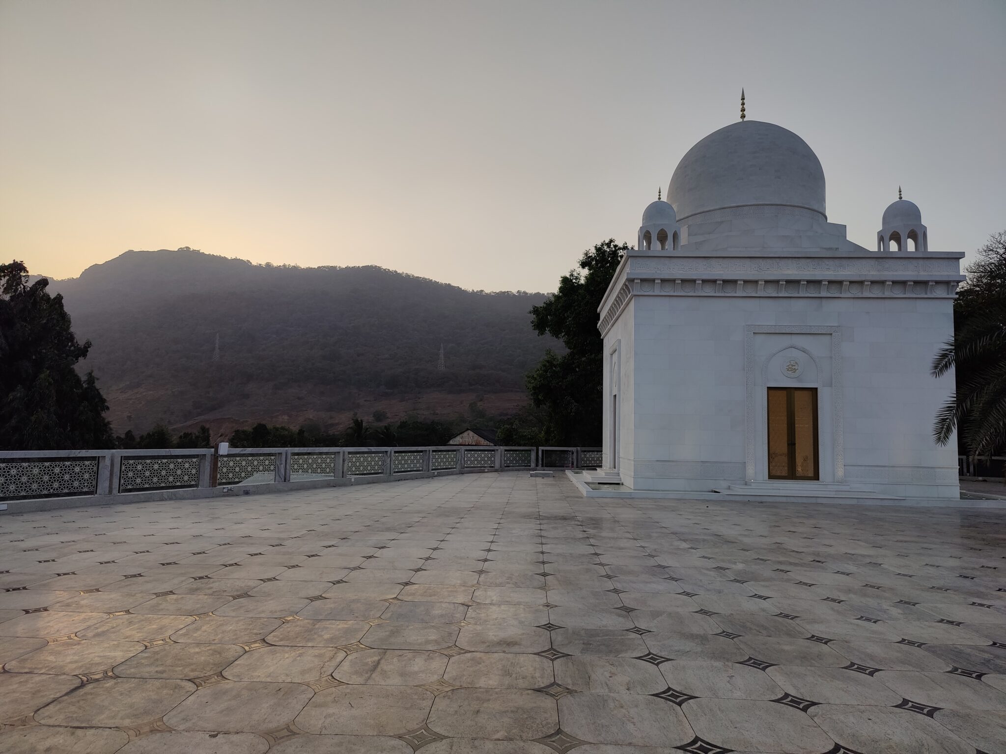 Guided Tours of Raudat-un-Noor - Mazaar-e-Qutbi